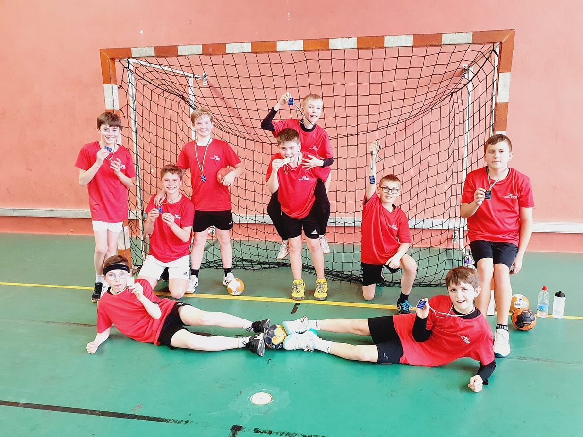 Les benjamins de la section handball remportent le titre de champion de ...